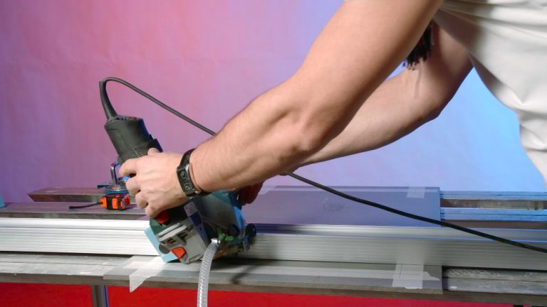 Tecniche di taglio e incisione del plexiglass con frese - Bazeel